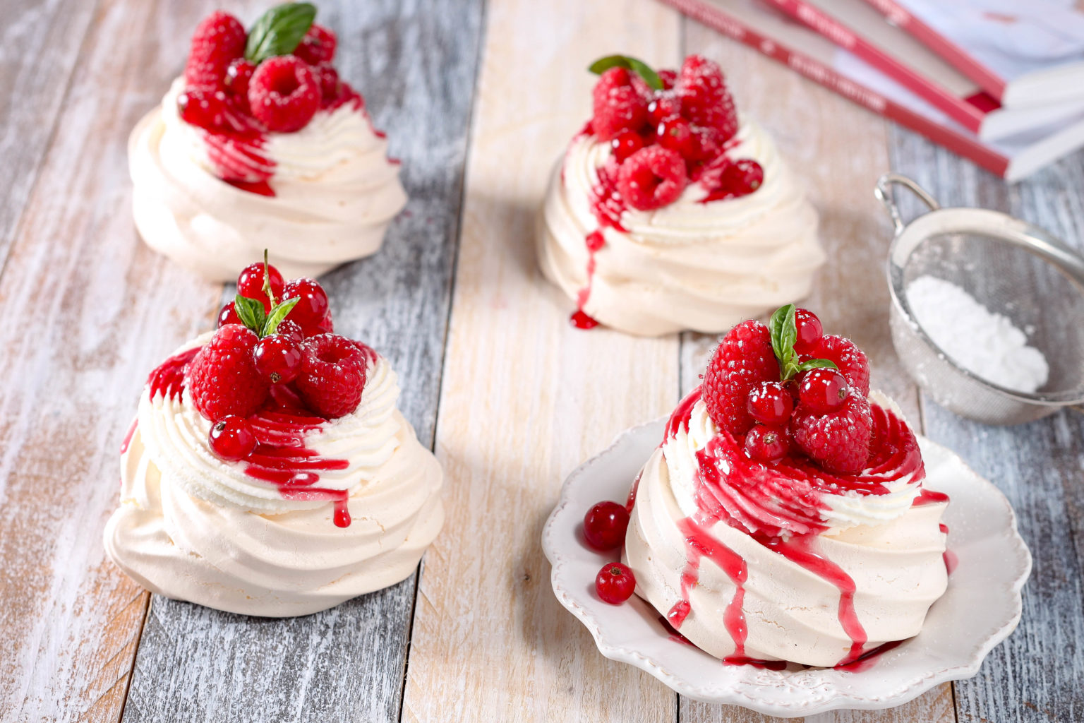 Mini pavlove con panna e frutta fresca - Chiara's Cakery